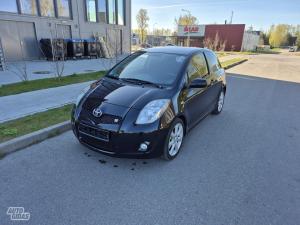Melns Toyota Yaris 2008 Viļņa, ar dzinēja tilpumu 1.80 L un nobraukumu 228 tūkst. km par 3650 €, foto  vietnē AUTOMOTO.COM.LV