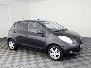 Melns Toyota Yaris 2008 Tallina, ar dzinēja tilpumu 1.30 L un nobraukumu 239 tūkst. km par 2299 €, foto  vietnē AUTOMOTO.COM.LV