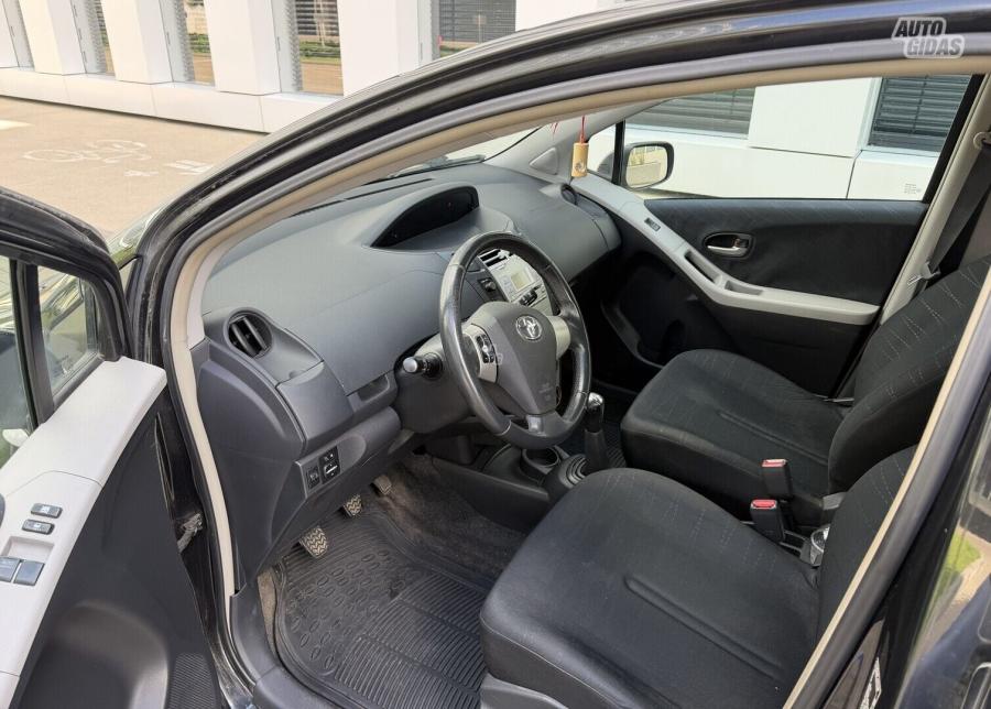 Black Toyota Yaris 2008 in Vilnius, with an engine capacity of 1.40 L and mileage of 208 thousand km for 1750 €, photo 8 on AUTOMOTO.COM.LV