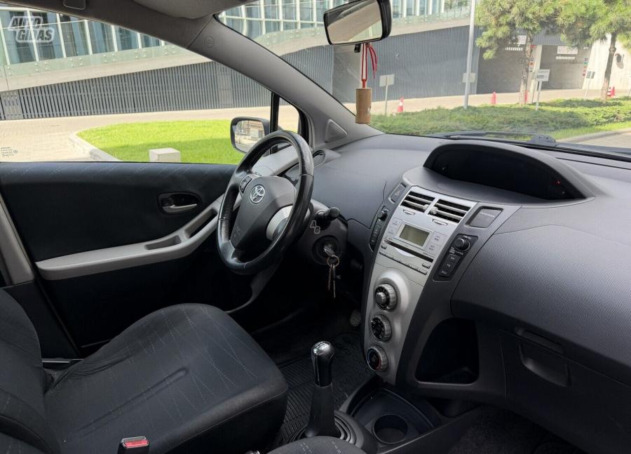 Black Toyota Yaris 2008 in Vilnius, with an engine capacity of 1.40 L and mileage of 208 thousand km for 1750 €, photo 13 on AUTOMOTO.COM.LV
