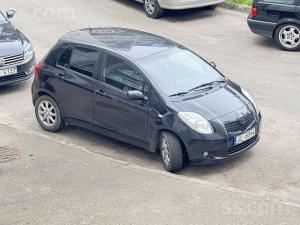 Melns Toyota Yaris 2008 Rīga, ar dzinēja tilpumu 1.40 L un nobraukumu 334 tūkst. km par 1500 €, foto  vietnē AUTOMOTO.COM.LV