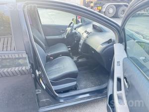 Melns Toyota Yaris 2008 Rīga, ar dzinēja tilpumu 1.40 L un nobraukumu 334 tūkst. km par 1500 €, foto 5 vietnē AUTOMOTO.COM.LV