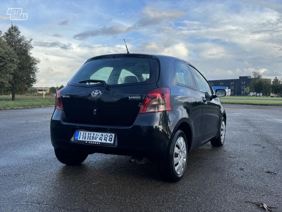 Melns Toyota Yaris 2008 Kauņa, ar dzinēja tilpumu 1.30 L un nobraukumu 212 tūkst. km par 1850 €, foto 5 vietnē AUTOMOTO.COM.LV