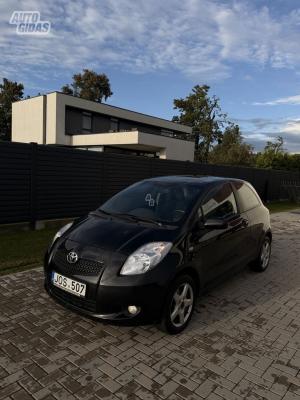 Melns Toyota Yaris 2008 Viļņa, ar dzinēja tilpumu 1.00 L un nobraukumu 206 tūkst. km par 1499 €, foto  vietnē AUTOMOTO.COM.LV