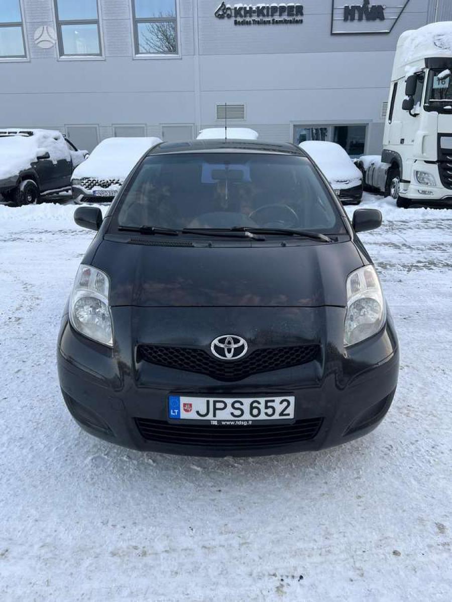 Black Toyota Yaris 2009 in Vilnius, with an engine capacity of 1.36 L and mileage of 233 thousand km for 2550 €, photo 2 on AUTOMOTO.COM.LV