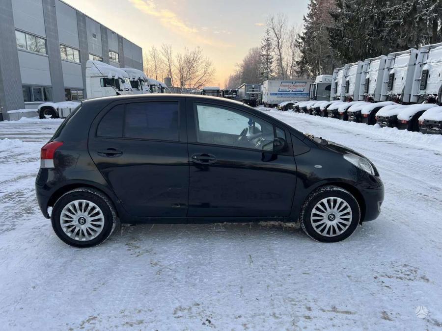 Black Toyota Yaris 2009 in Vilnius, with an engine capacity of 1.36 L and mileage of 233 thousand km for 2550 €, photo 4 on AUTOMOTO.COM.LV