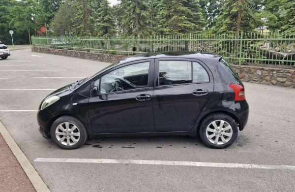 Black Toyota Yaris 2009 in Panevezys, with an engine capacity of 1.30 L and mileage of 221 thousand km for 2200 €, photo 1 on AUTOMOTO.COM.LV