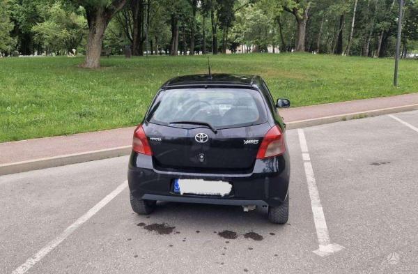 Black Toyota Yaris 2009 in Panevezys, with an engine capacity of 1.30 L and mileage of 221 thousand km for 2200 €, photo 3 on AUTOMOTO.COM.LV
