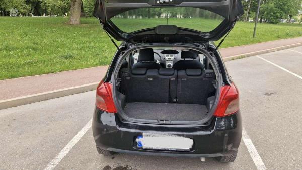 Black Toyota Yaris 2009 in Panevezys, with an engine capacity of 1.30 L and mileage of 221 thousand km for 2200 €, photo 5 on AUTOMOTO.COM.LV