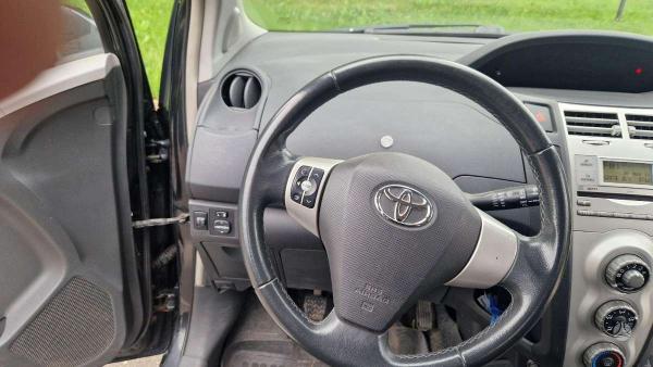 Black Toyota Yaris 2009 in Panevezys, with an engine capacity of 1.30 L and mileage of 221 thousand km for 2200 €, photo 10 on AUTOMOTO.COM.LV