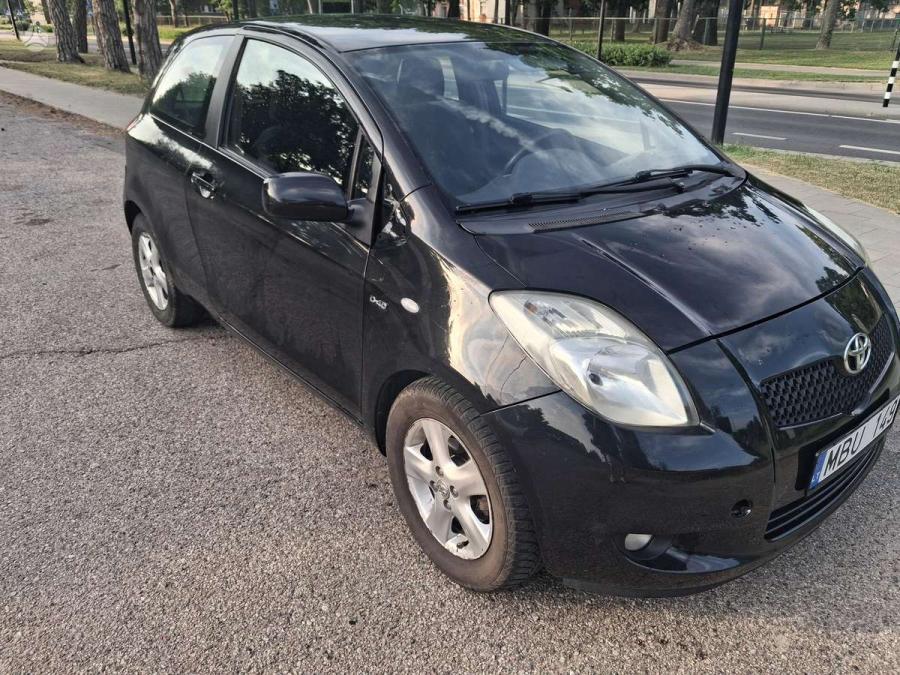 Black Toyota Yaris 2009 in Alytus, with an engine capacity of 1.40 L and mileage of 260 thousand km for 999 €, photo 3 on AUTOMOTO.COM.LV