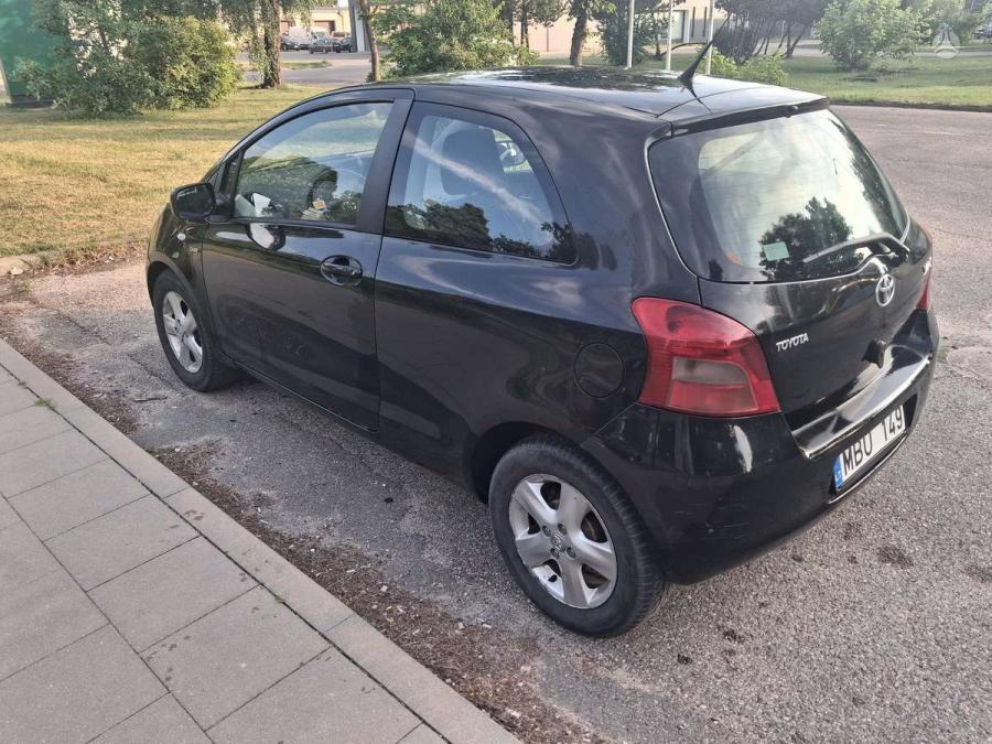 Black Toyota Yaris 2009 in Alytus, with an engine capacity of 1.40 L and mileage of 260 thousand km for 999 €, photo 4 on AUTOMOTO.COM.LV