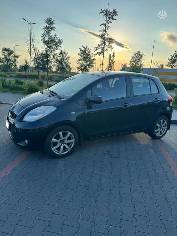 Black Toyota Yaris 2009 in Vilnius, with an engine capacity of 1.33 L and mileage of 108 thousand km for 3350 €, photo 2 on AUTOMOTO.COM.LV