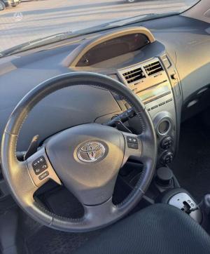 Melns Toyota Yaris 2009 Viļņa, ar dzinēja tilpumu 1.33 L un nobraukumu 108 tūkst. km par 3350 €, foto 7 vietnē AUTOMOTO.COM.LV