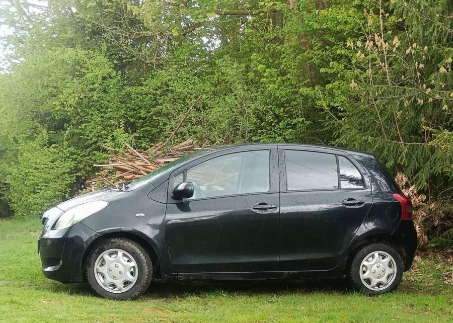 Black Toyota Yaris 2009 in Sakiai, with an engine capacity of 1.36 L and mileage of 154 thousand km for 1900 €, photo 3 on AUTOMOTO.COM.LV
