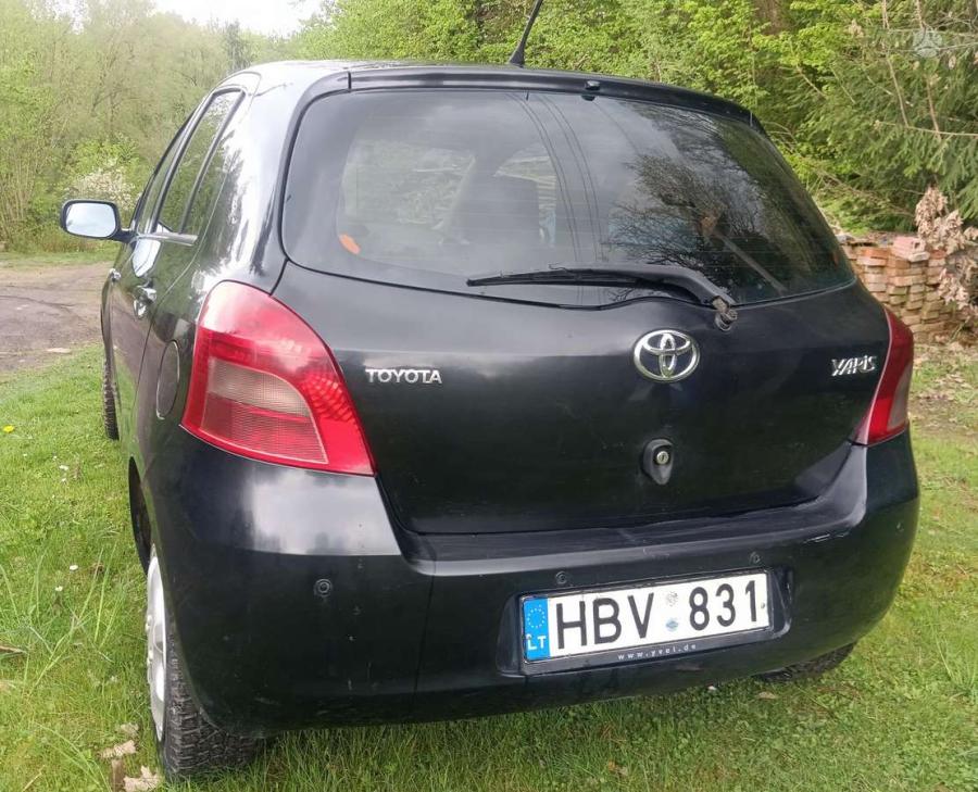 Black Toyota Yaris 2009 in Sakiai, with an engine capacity of 1.36 L and mileage of 154 thousand km for 1900 €, photo 5 on AUTOMOTO.COM.LV