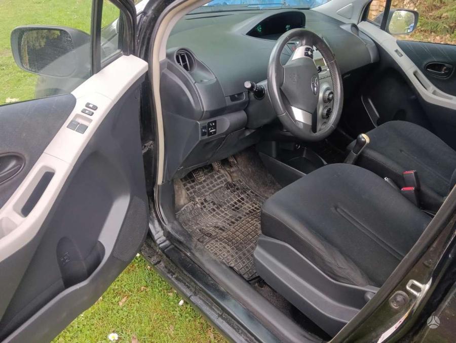 Black Toyota Yaris 2009 in Sakiai, with an engine capacity of 1.36 L and mileage of 154 thousand km for 1900 €, photo 6 on AUTOMOTO.COM.LV