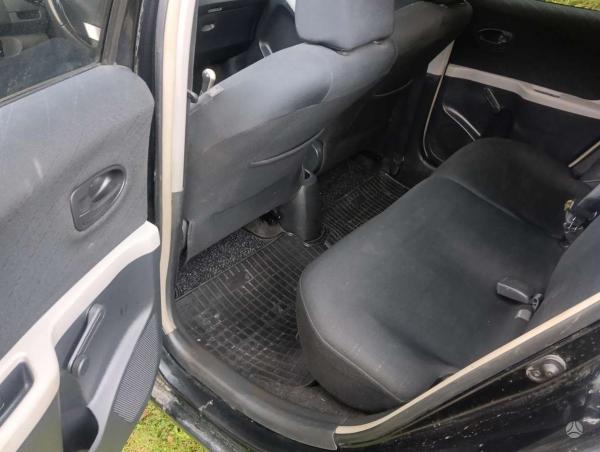 Melns Toyota Yaris 2009 Šakiai, ar dzinēja tilpumu 1.36 L un nobraukumu 154 tūkst. km par 1900 €, foto 6 vietnē AUTOMOTO.COM.LV
