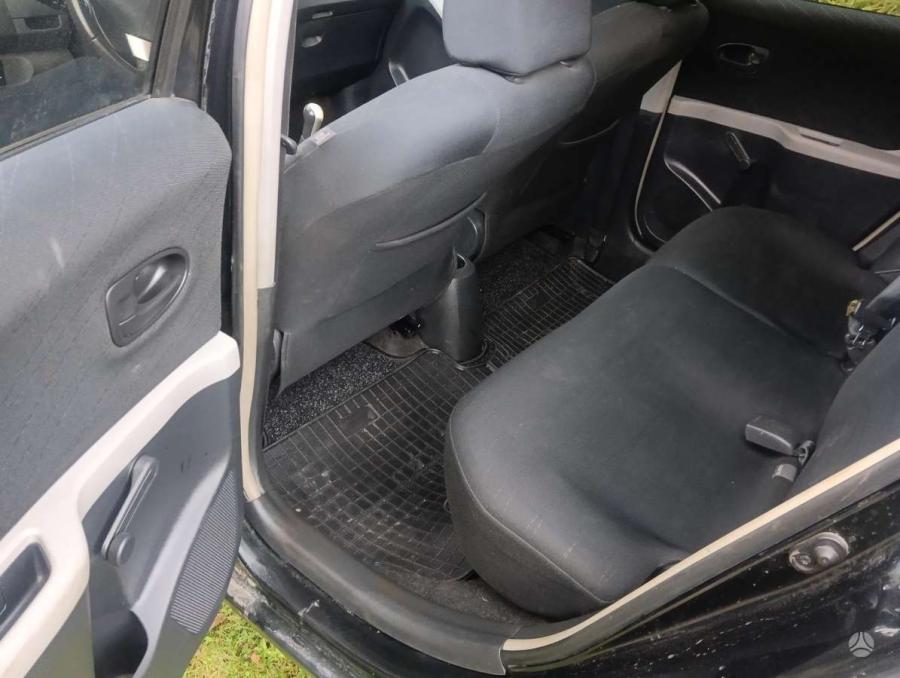 Black Toyota Yaris 2009 in Sakiai, with an engine capacity of 1.36 L and mileage of 154 thousand km for 1900 €, photo 7 on AUTOMOTO.COM.LV