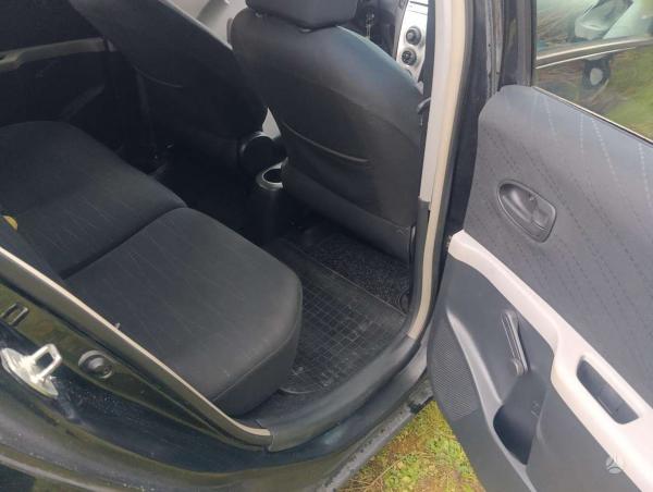 Melns Toyota Yaris 2009 Šakiai, ar dzinēja tilpumu 1.36 L un nobraukumu 154 tūkst. km par 1900 €, foto 8 vietnē AUTOMOTO.COM.LV
