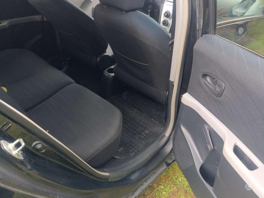 Black Toyota Yaris 2009 in Sakiai, with an engine capacity of 1.36 L and mileage of 154 thousand km for 1900 €, photo 9 on AUTOMOTO.COM.LV
