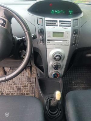 Black Toyota Yaris 2009 in Sakiai, with an engine capacity of 1.36 L and mileage of 154 thousand km for 1900 €, photo 10 on AUTOMOTO.COM.LV