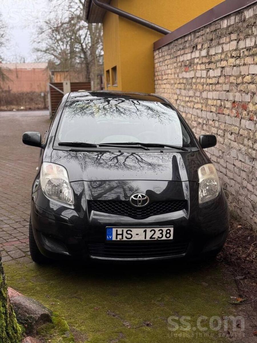 Black Toyota Yaris 2010 in Riga, with an engine capacity of 1.00 L and mileage of 188 thousand km for 3000 €, photo 1 on AUTOMOTO.COM.LV