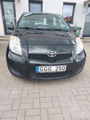 Melns Toyota Yaris 2010 Kauņa, ar dzinēja tilpumu 1.00 L un nobraukumu 193 tūkst. km par 1700 €, foto  vietnē AUTOMOTO.COM.LV