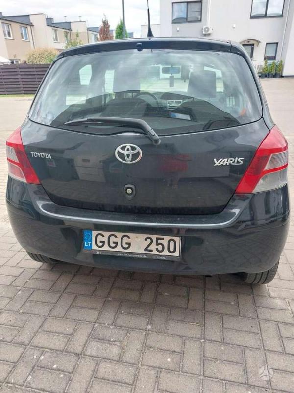 Melns Toyota Yaris 2010 Kauņa, ar dzinēja tilpumu 1.00 L un nobraukumu 193 tūkst. km par 1700 €, foto 2 vietnē AUTOMOTO.COM.LV