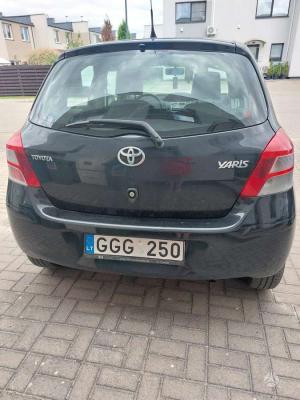 Melns Toyota Yaris 2010 Kauņa, ar dzinēja tilpumu 1.00 L un nobraukumu 193 tūkst. km par 1700 €, foto 3 vietnē AUTOMOTO.COM.LV