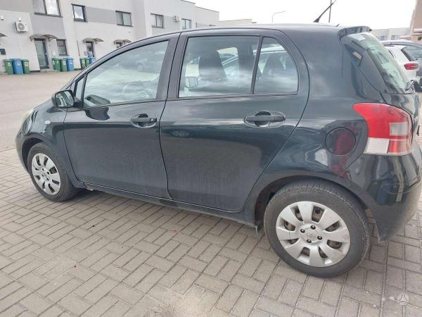Melns Toyota Yaris 2010 Kauņa, ar dzinēja tilpumu 1.00 L un nobraukumu 193 tūkst. km par 1700 €, foto 3 vietnē AUTOMOTO.COM.LV