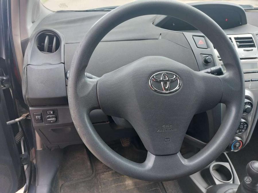Melns Toyota Yaris 2010 Kauņa, ar dzinēja tilpumu 1.00 L un nobraukumu 193 tūkst. km par 1700 €, foto 5 vietnē AUTOMOTO.COM.LV