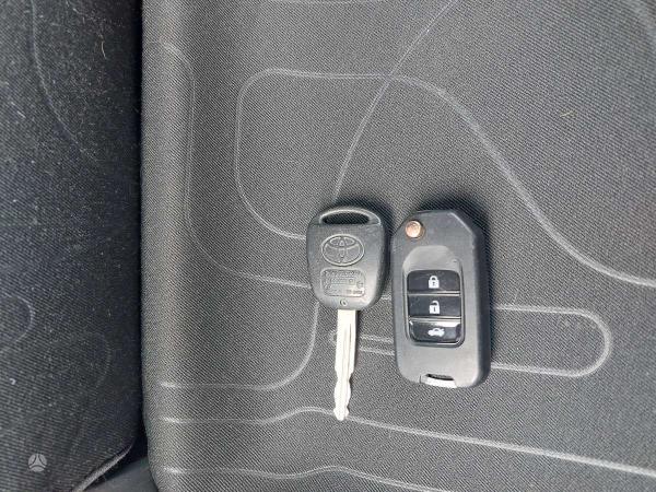 Melns Toyota Yaris 2010 Kauņa, ar dzinēja tilpumu 1.00 L un nobraukumu 193 tūkst. km par 1700 €, foto 5 vietnē AUTOMOTO.COM.LV