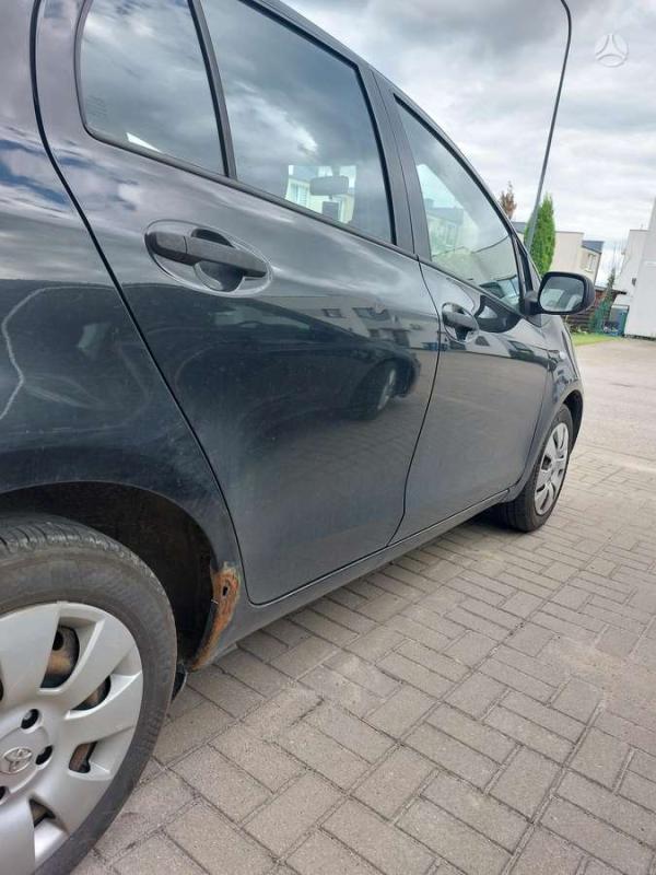 Melns Toyota Yaris 2010 Kauņa, ar dzinēja tilpumu 1.00 L un nobraukumu 193 tūkst. km par 1700 €, foto 9 vietnē AUTOMOTO.COM.LV