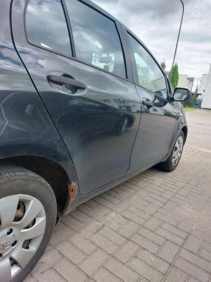 Melns Toyota Yaris 2010 Kauņa, ar dzinēja tilpumu 1.00 L un nobraukumu 193 tūkst. km par 1700 €, foto 10 vietnē AUTOMOTO.COM.LV