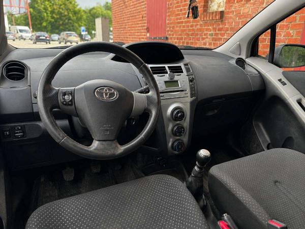 Melns Toyota Yaris 2010 Šilutė, ar dzinēja tilpumu 1.40 L un nobraukumu 220 tūkst. km par 1650 €, foto 5 vietnē AUTOMOTO.COM.LV