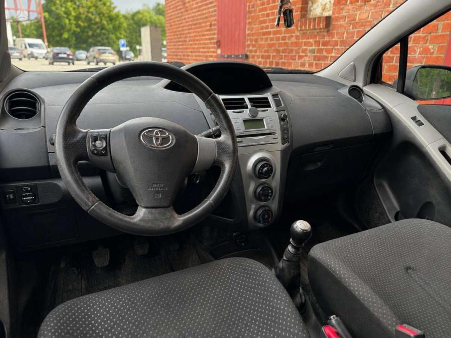 Melns Toyota Yaris 2010 Šilutė, ar dzinēja tilpumu 1.40 L un nobraukumu 220 tūkst. km par 1650 €, foto 6 vietnē AUTOMOTO.COM.LV