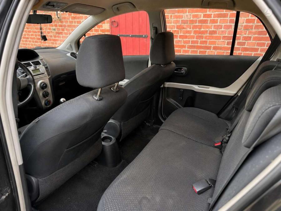 Melns Toyota Yaris 2010 Šilutė, ar dzinēja tilpumu 1.40 L un nobraukumu 220 tūkst. km par 1650 €, foto 7 vietnē AUTOMOTO.COM.LV