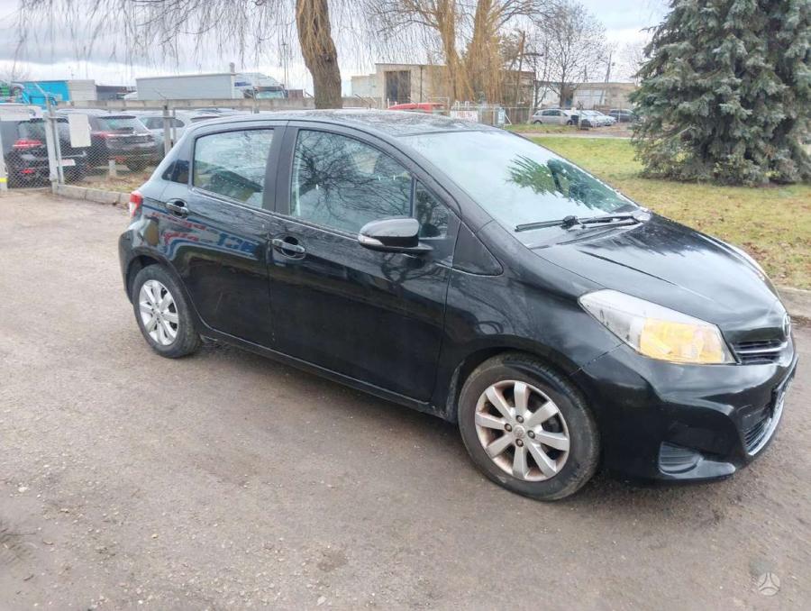 Melns Toyota Yaris 2011 Marijampole, ar dzinēja tilpumu 1.36 L un nobraukumu 140 tūkst. km par 2750 €, foto 4 vietnē AUTOMOTO.COM.LV