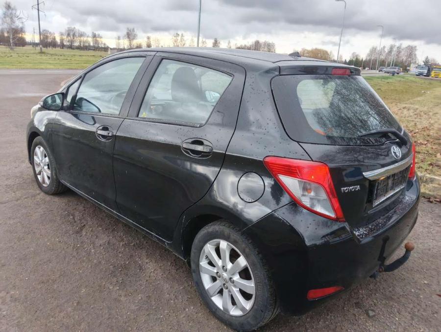 Melns Toyota Yaris 2011 Marijampole, ar dzinēja tilpumu 1.36 L un nobraukumu 140 tūkst. km par 2750 €, foto 8 vietnē AUTOMOTO.COM.LV