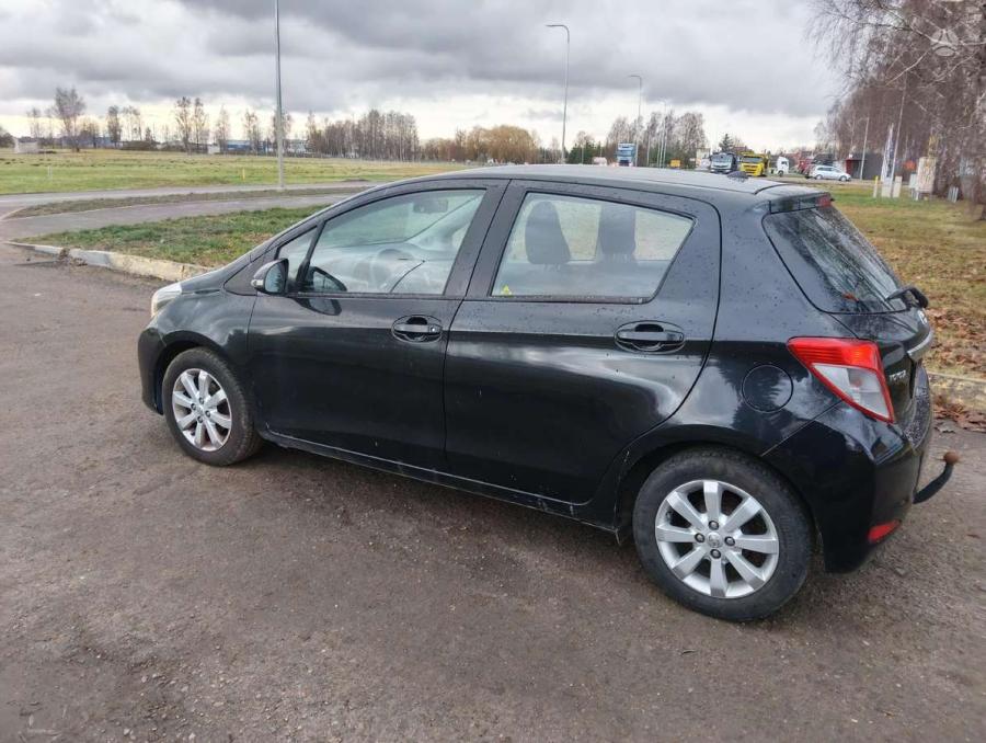 Melns Toyota Yaris 2011 Marijampole, ar dzinēja tilpumu 1.36 L un nobraukumu 140 tūkst. km par 2750 €, foto 10 vietnē AUTOMOTO.COM.LV