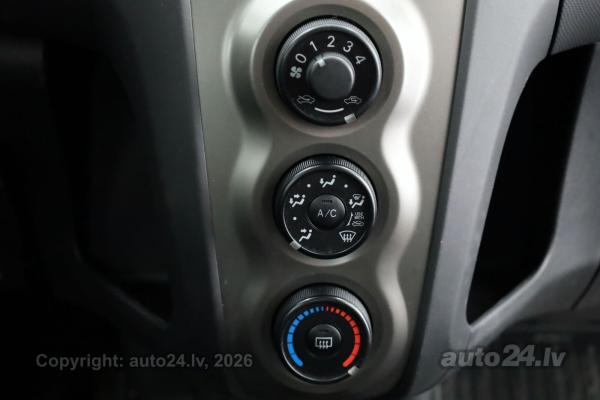 Black Toyota Yaris 2011 in Tallinn, with an engine capacity of 1.30 L and mileage of 98 thousand km for 1199 €, photo 8 on AUTOMOTO.COM.LV