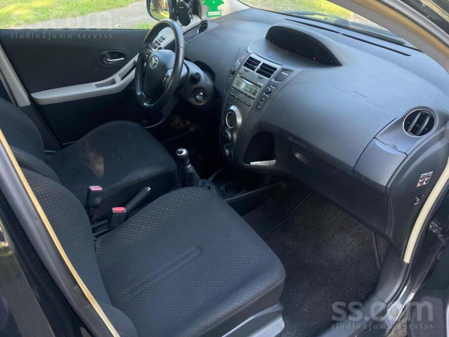 Black Toyota Yaris 2011 in Riga, with an engine capacity of 1.40 L and mileage of 224 thousand km for 3850 €, photo 8 on AUTOMOTO.COM.LV