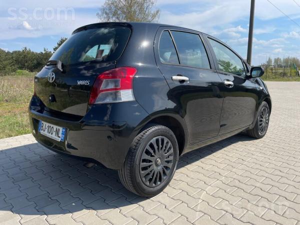 Melns Toyota Yaris 2011 Rīga, ar dzinēja tilpumu 1.40 L un nobraukumu 224 tūkst. km par 3540 €, foto 3 vietnē AUTOMOTO.COM.LV