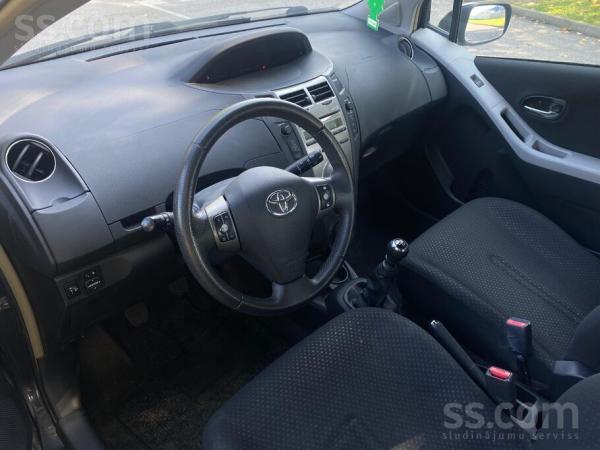 Melns Toyota Yaris 2011 Rīga, ar dzinēja tilpumu 1.40 L un nobraukumu 224 tūkst. km par 3540 €, foto 9 vietnē AUTOMOTO.COM.LV