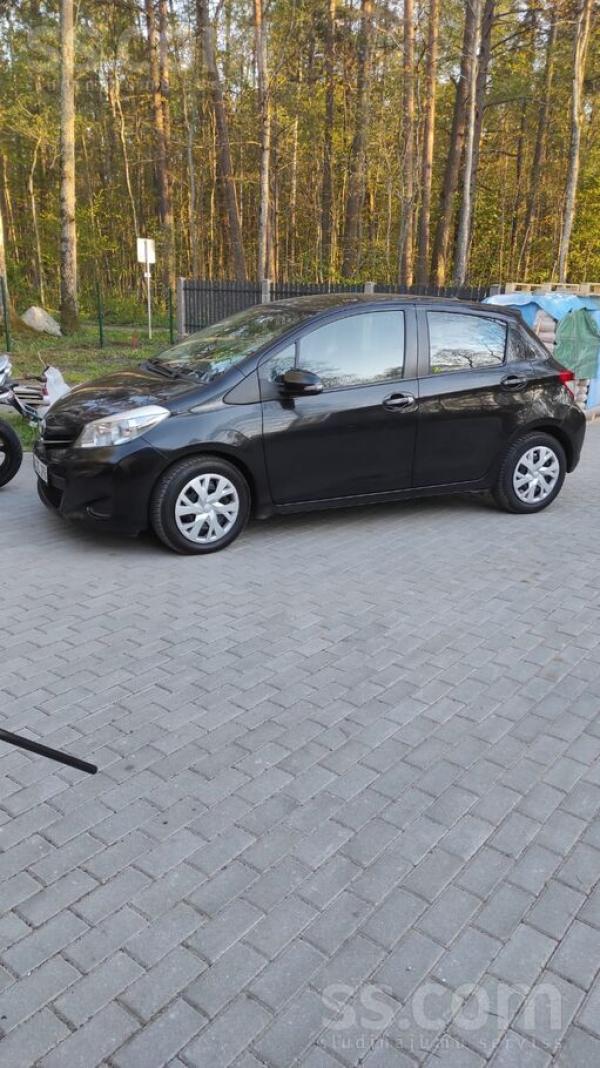 Black Toyota Yaris 2012 in Riga, with an engine capacity of 1.40 L and mileage of 186 thousand km for 4200 €, photo 1 on AUTOMOTO.COM.LV