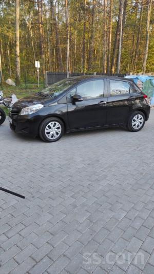 Melns Toyota Yaris 2012 Rīga, ar dzinēja tilpumu 1.40 L un nobraukumu 186 tūkst. km par 4200 €, foto  vietnē AUTOMOTO.COM.LV