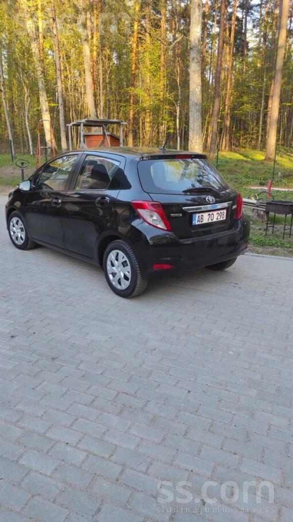 Black Toyota Yaris 2012 in Riga, with an engine capacity of 1.40 L and mileage of 186 thousand km for 4200 €, photo 2 on AUTOMOTO.COM.LV