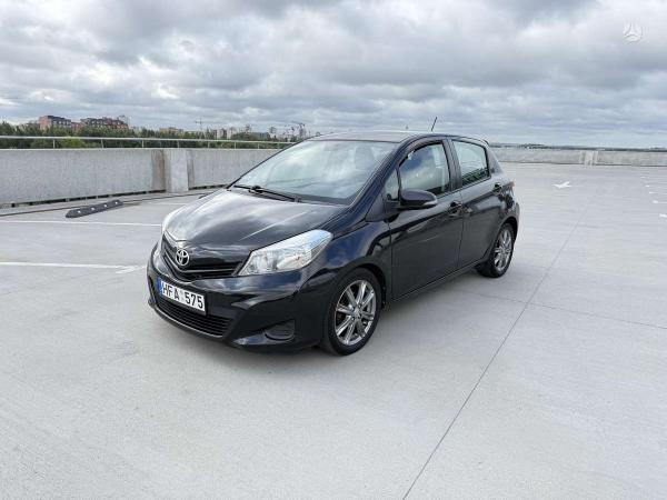 Melns Toyota Yaris 2012 Viļņa, ar dzinēja tilpumu 1.36 L un nobraukumu 200 tūkst. km par 3100 €, foto 1 vietnē AUTOMOTO.COM.LV