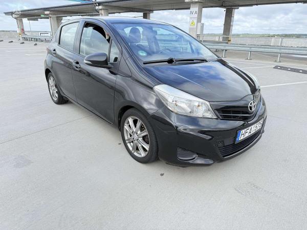 Melns Toyota Yaris 2012 Viļņa, ar dzinēja tilpumu 1.36 L un nobraukumu 200 tūkst. km par 3100 €, foto 2 vietnē AUTOMOTO.COM.LV